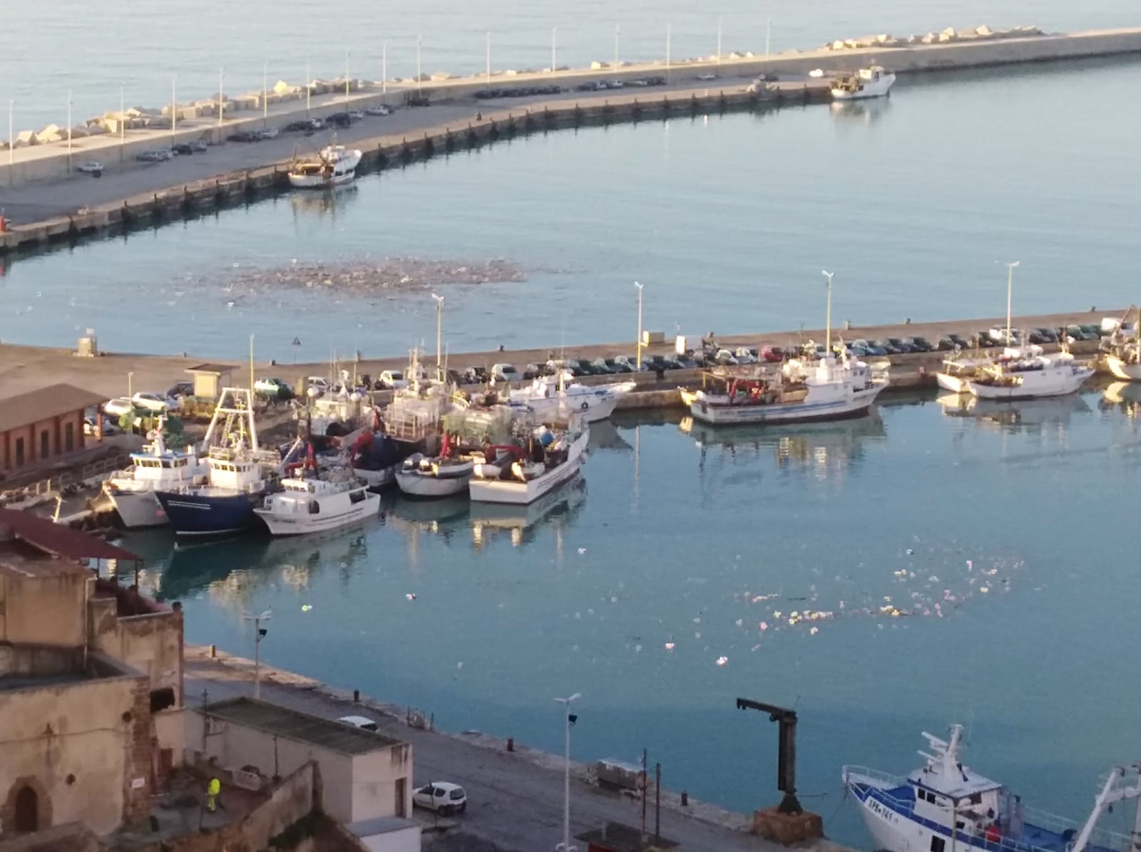 Il Porto di Sciacca si sveglia con una chiazza di rifiuti in mare (Video) | Risoluto
