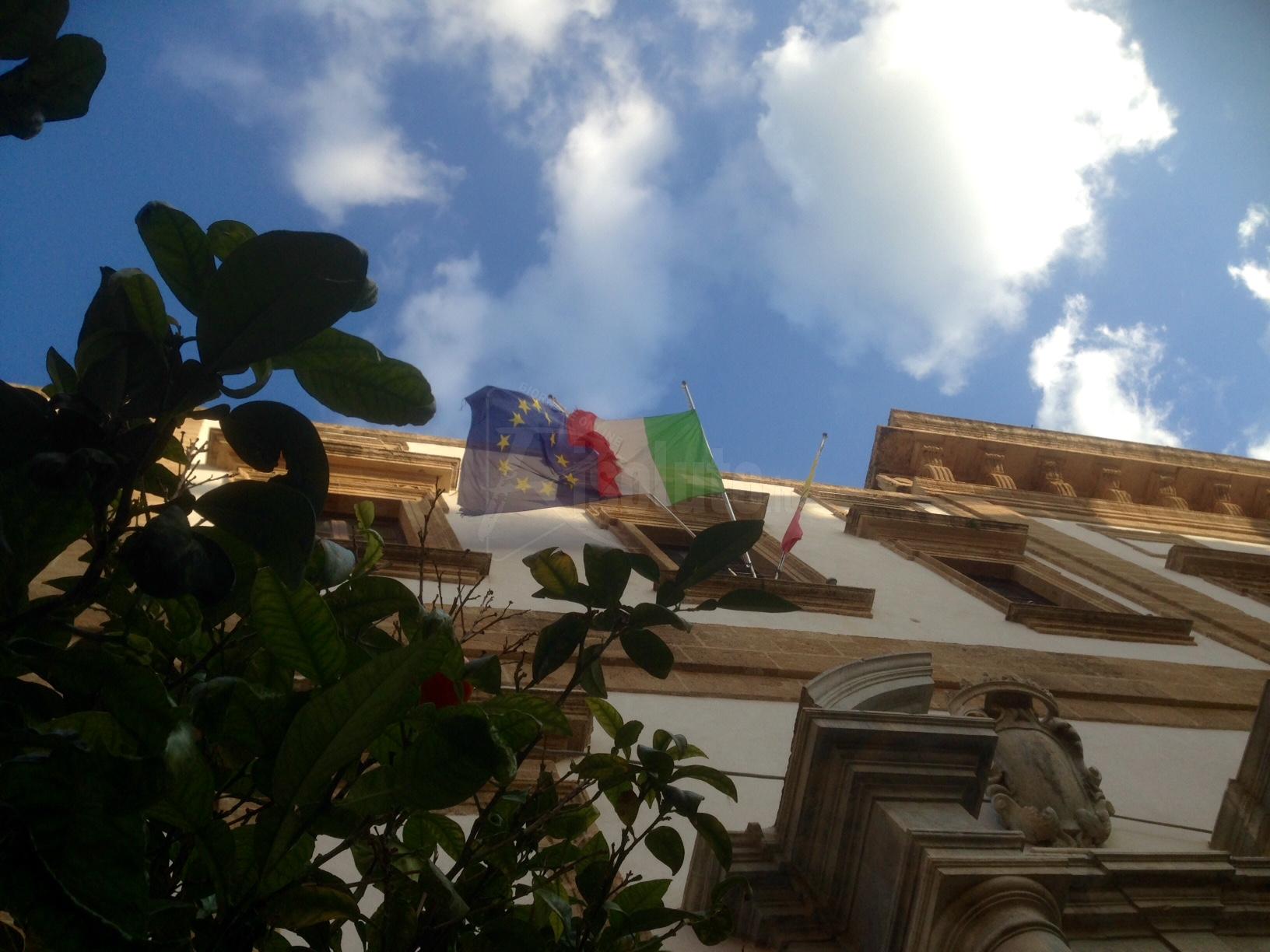 Comune-sciacca-con-bandiere - Risoluto
