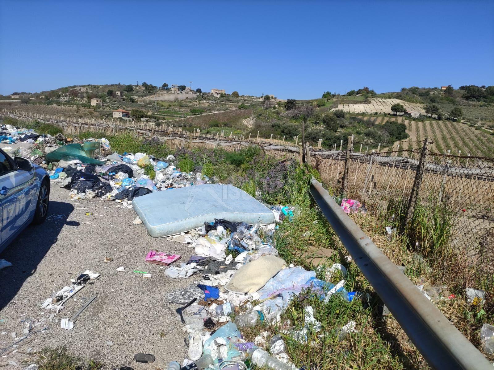 Rifiuti abbandonati, in campo anche la polizia stradale con sanzioni da 600 euro - Risoluto