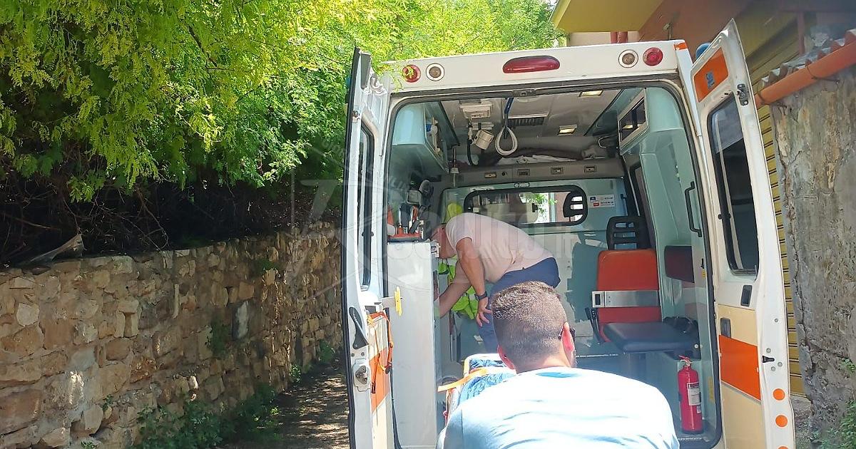 Sciacca, in via Consiglio niente scerbatura e gli alberi bloccano l’ambulanza - Risoluto
