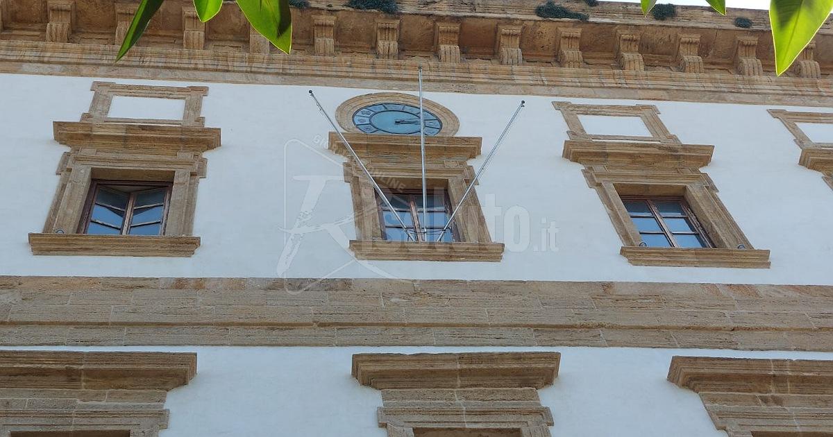 Bandiere a mezz'asta per Berlusconi, al Comune di Sciacca solo aste e bandiere attorcigliate ...