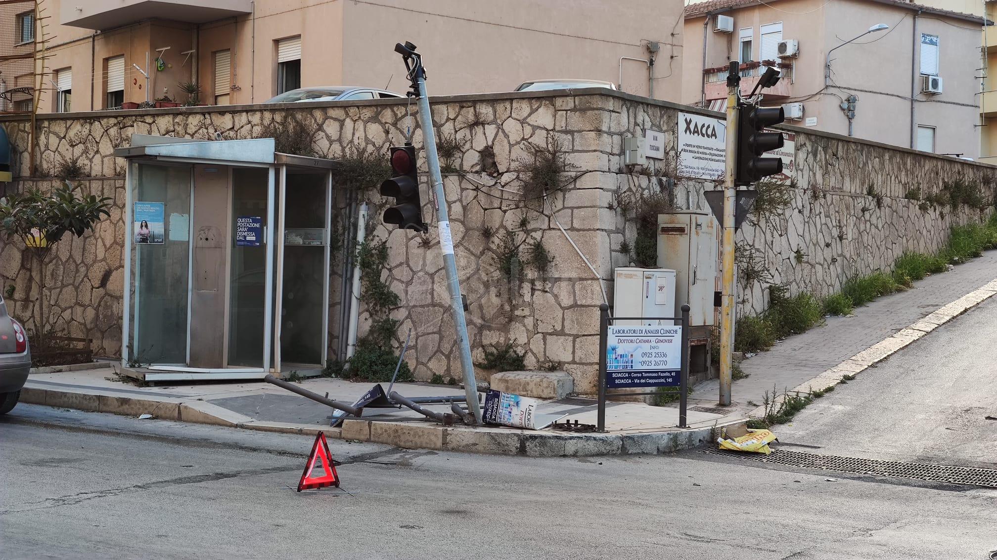 Incidente stradale senza feriti in via Cappuccini a Sciacca, abbattuto il semaforo - Risoluto