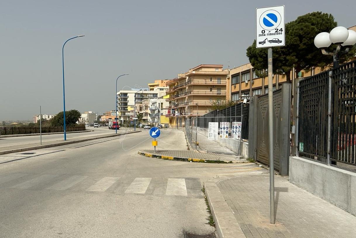 Via le auto davanti al palazzo di giustizia di Sciacca dopo le 50 cartucce accanto al cancello ...