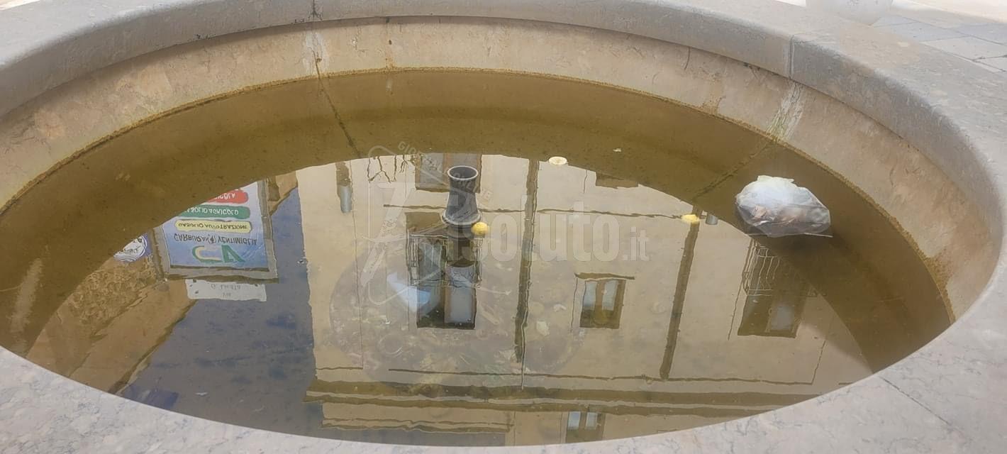 Rifiuti nella fontana di piazza San Vito e si blocca il motore, era tornata in funzione da pochi ...